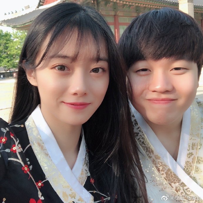 今天是IG中单Rookie的生日Rookie女友小钰在微博上晒出两人的甜蜜合