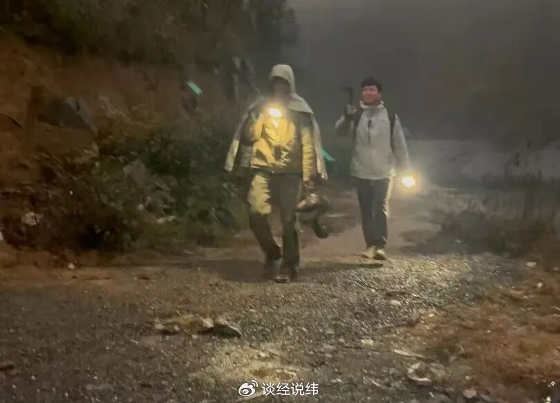 荒野求生30日：生吃蚯蚓补充蛋白质，没有盐双脚开始麻木|七星山|蚯蚓|柴刀