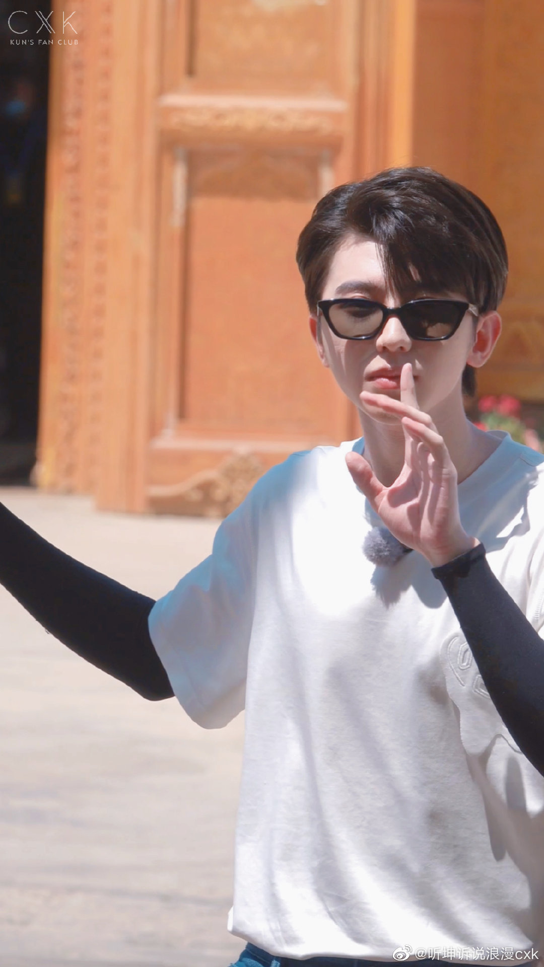 哈密哈密~我们音乐才子一大早就来对暗号了《日落之前拥抱我》__财经头条