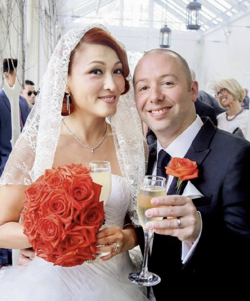 李蕙敏与丈夫移居英国生活富贵，结婚9年无生育，已领养一个男孩