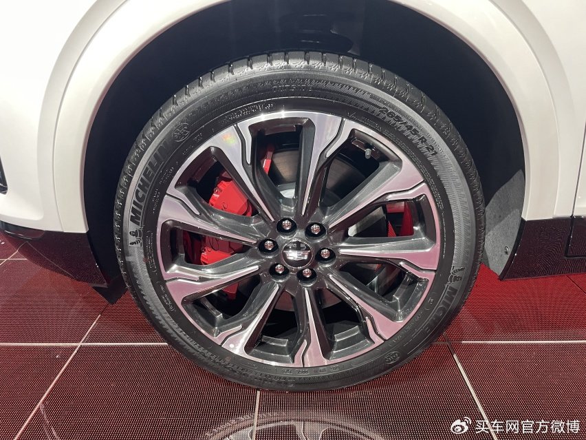 33寸曲面屏加持，能和BBA掰手腕吗？实拍凯迪拉克全新XT5-新浪汽车