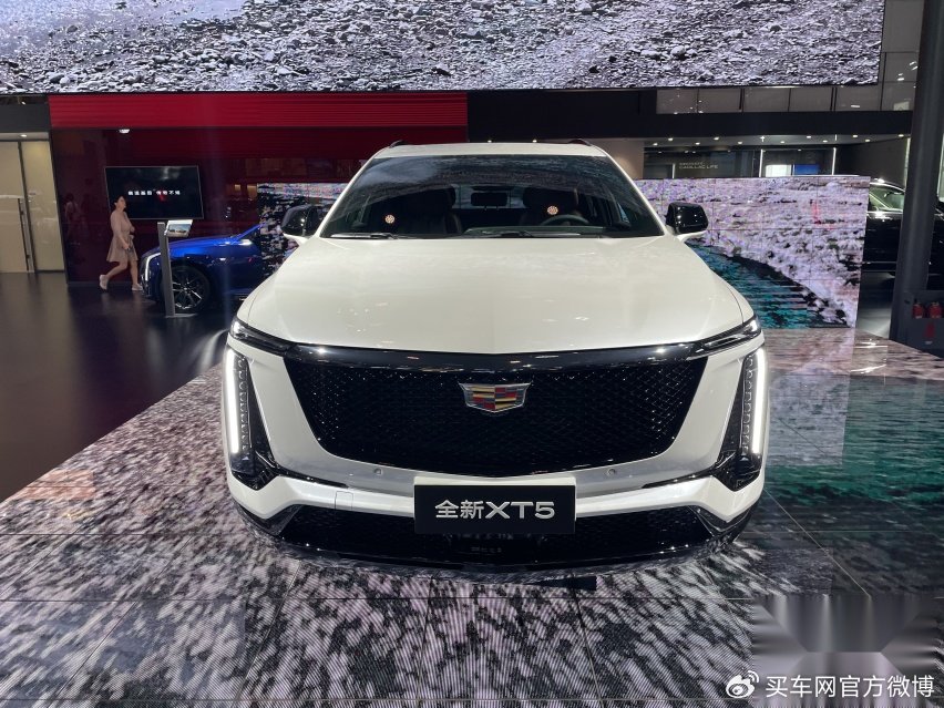 33寸曲面屏加持，能和BBA掰手腕吗？实拍凯迪拉克全新XT5-新浪汽车