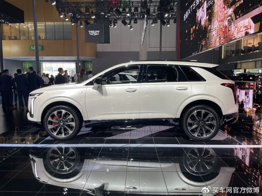 33寸曲面屏加持，能和BBA掰手腕吗？实拍凯迪拉克全新XT5-新浪汽车