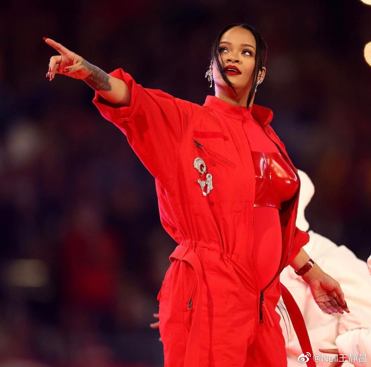 Rihanna 在的中场演出万众瞩目，演唱了12首经典歌曲……__财经头条