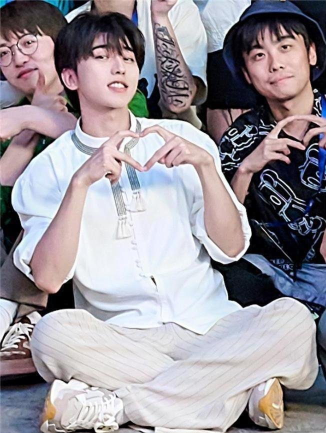 哈密哈密~我们音乐才子一大早就来对暗号了《日落之前拥抱我》__财经头条