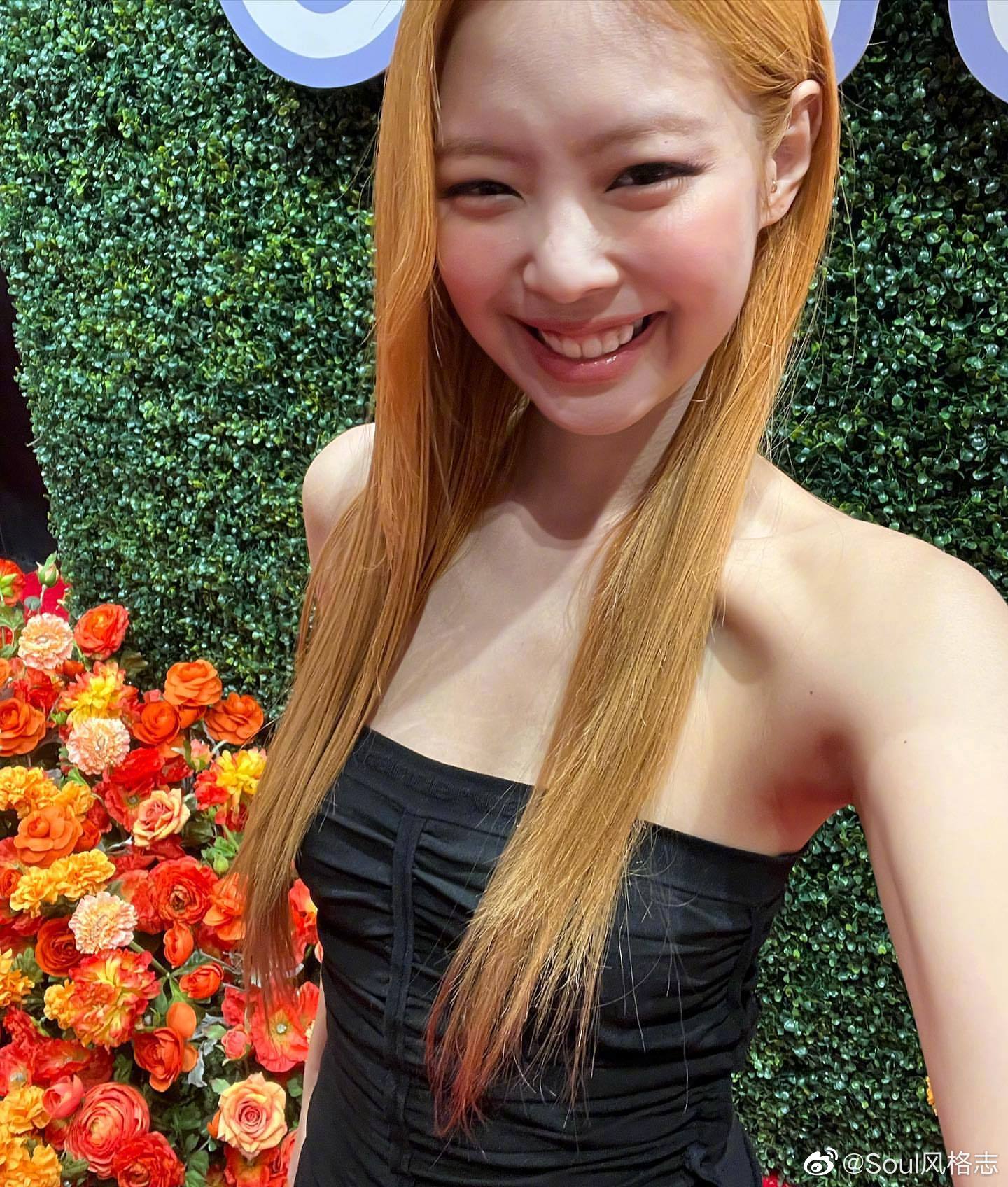 Jennie 昨日出席GM LA快闪店活动造型 黑色抹胸裙搭配亮眼橘发……__财经头条