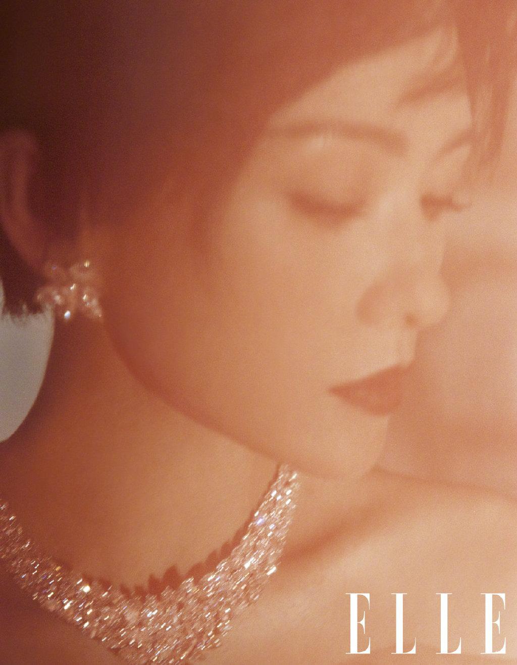章子怡登上《ELLE》10月刊封面，少有的短发造型~