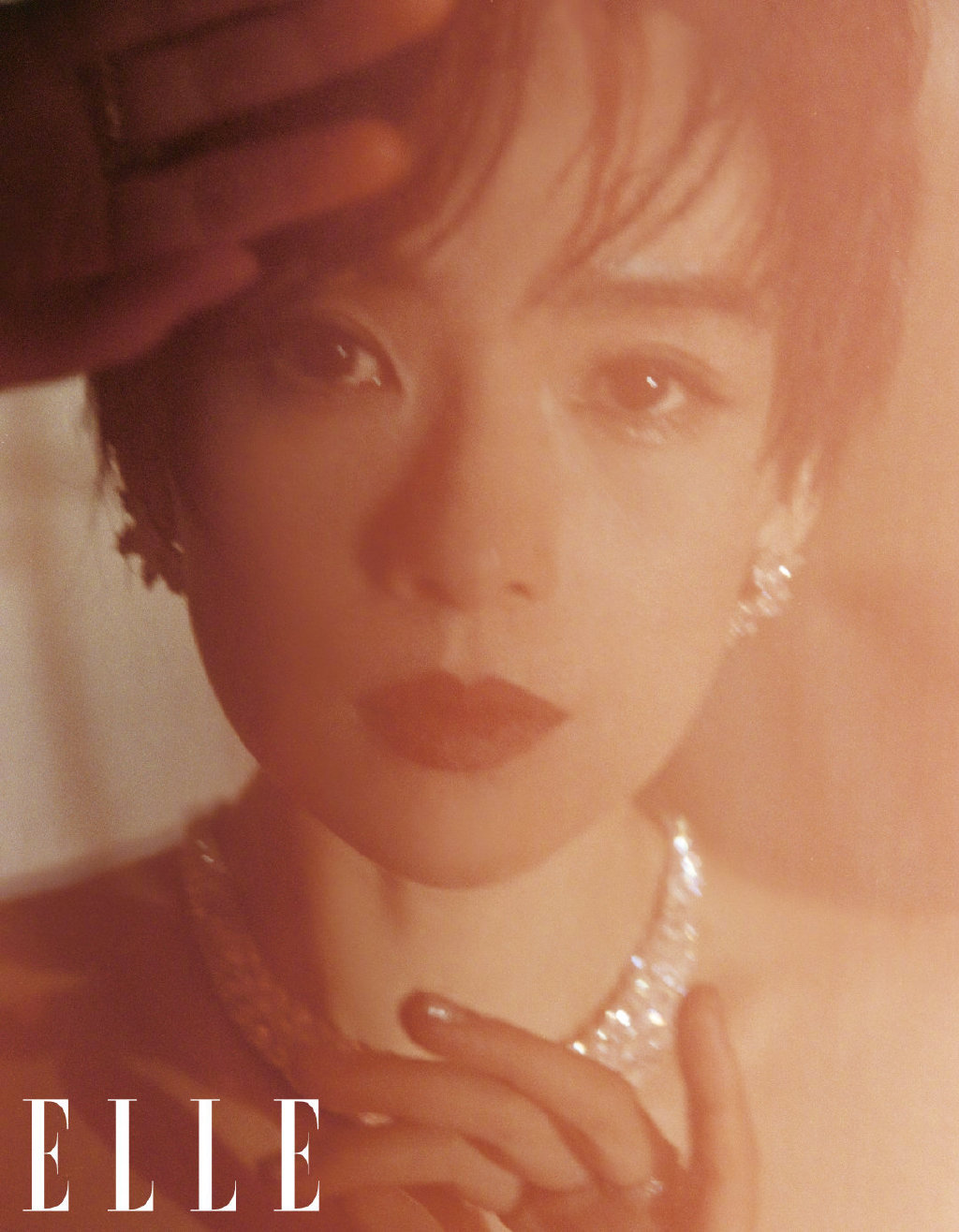 章子怡登上《ELLE》10月刊封面，少有的短发造型~