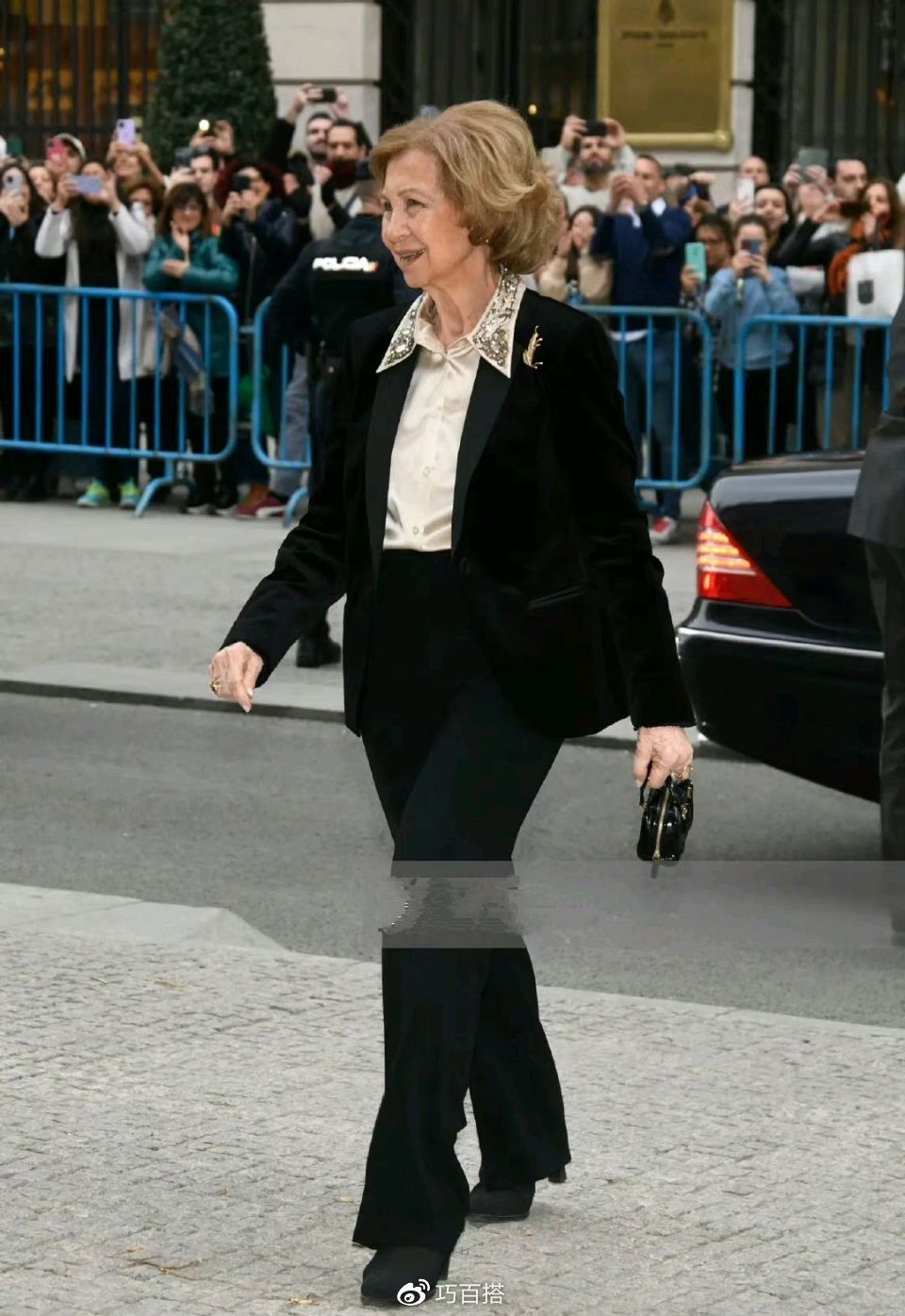 85岁索菲亚王后太有气质了！衬衫搭西装套装，精神干练贵气十足__财经头条