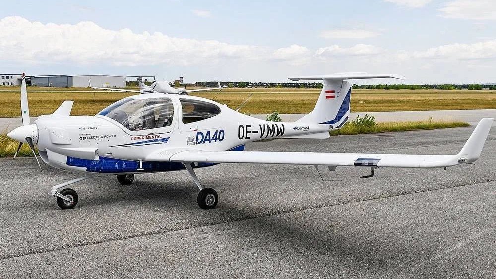 万丰钻石eDA40电动飞机首飞|奥地利|万丰|飞机_新浪新闻