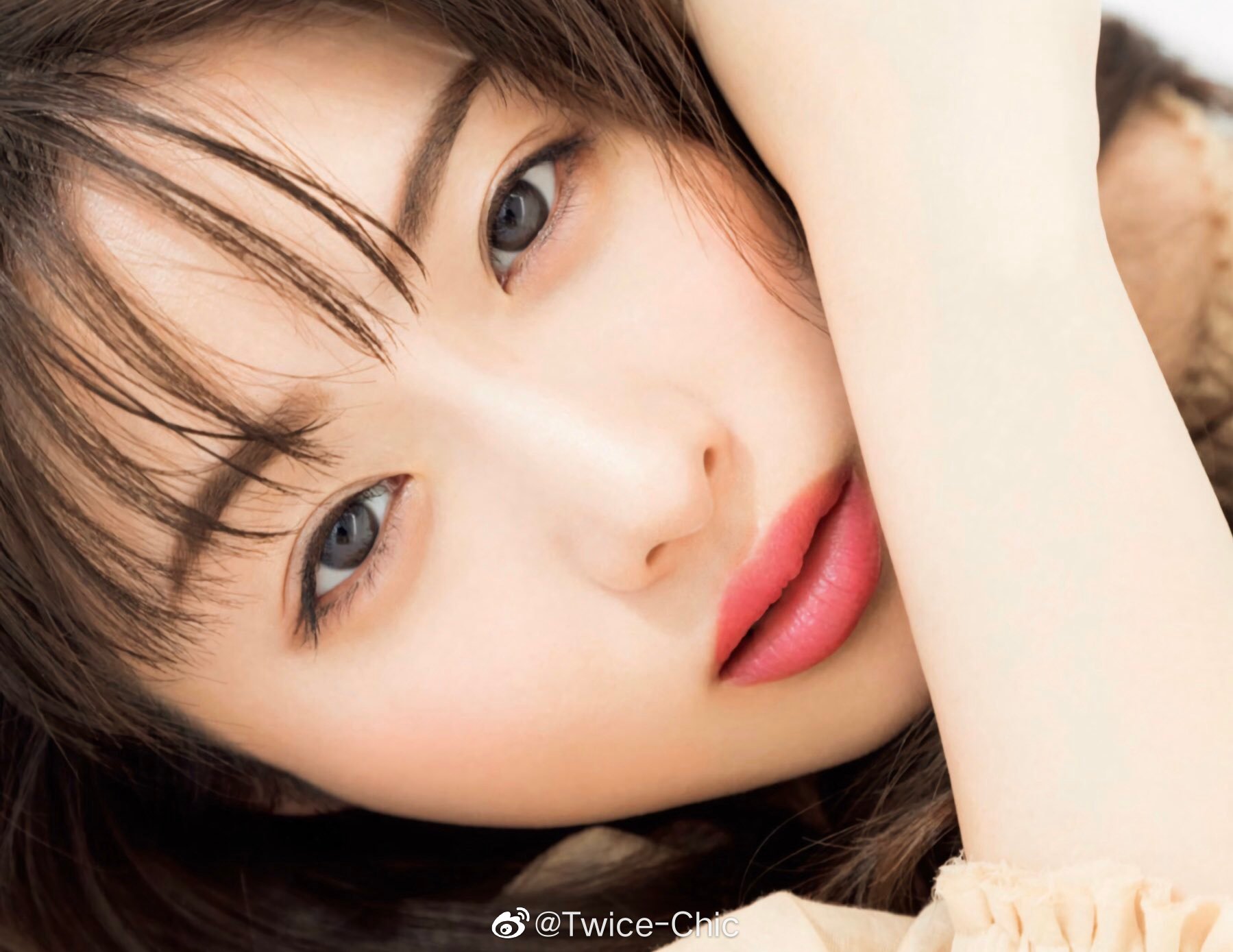 石原里美 x MAQUIA 5月刊 | 啫喱草莓唇，柳叶弯月眉