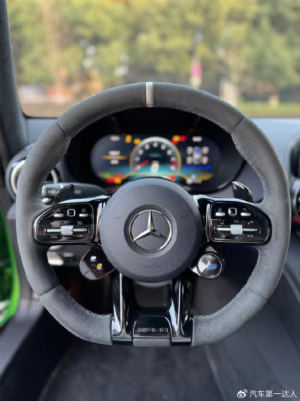 奔驰 AMG GTR Pro，奇缺绿外黑内搭配-新浪汽车