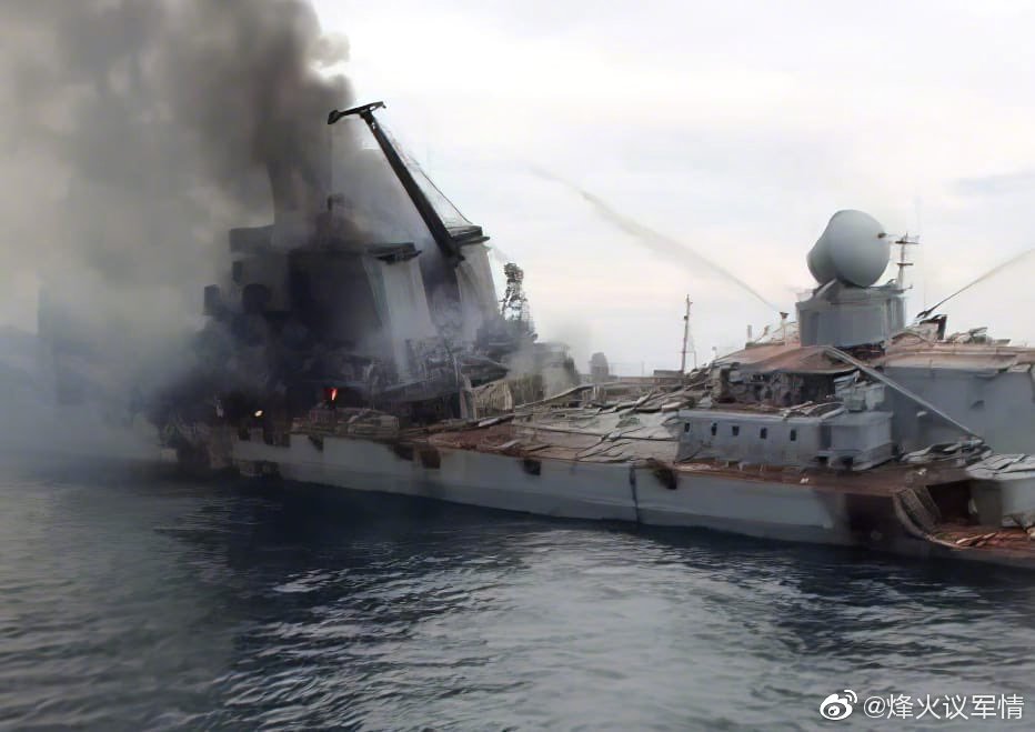 太惨了！俄黑海舰队旗舰莫斯科号导弹巡洋舰爆炸受损画面曝光……__财经头条