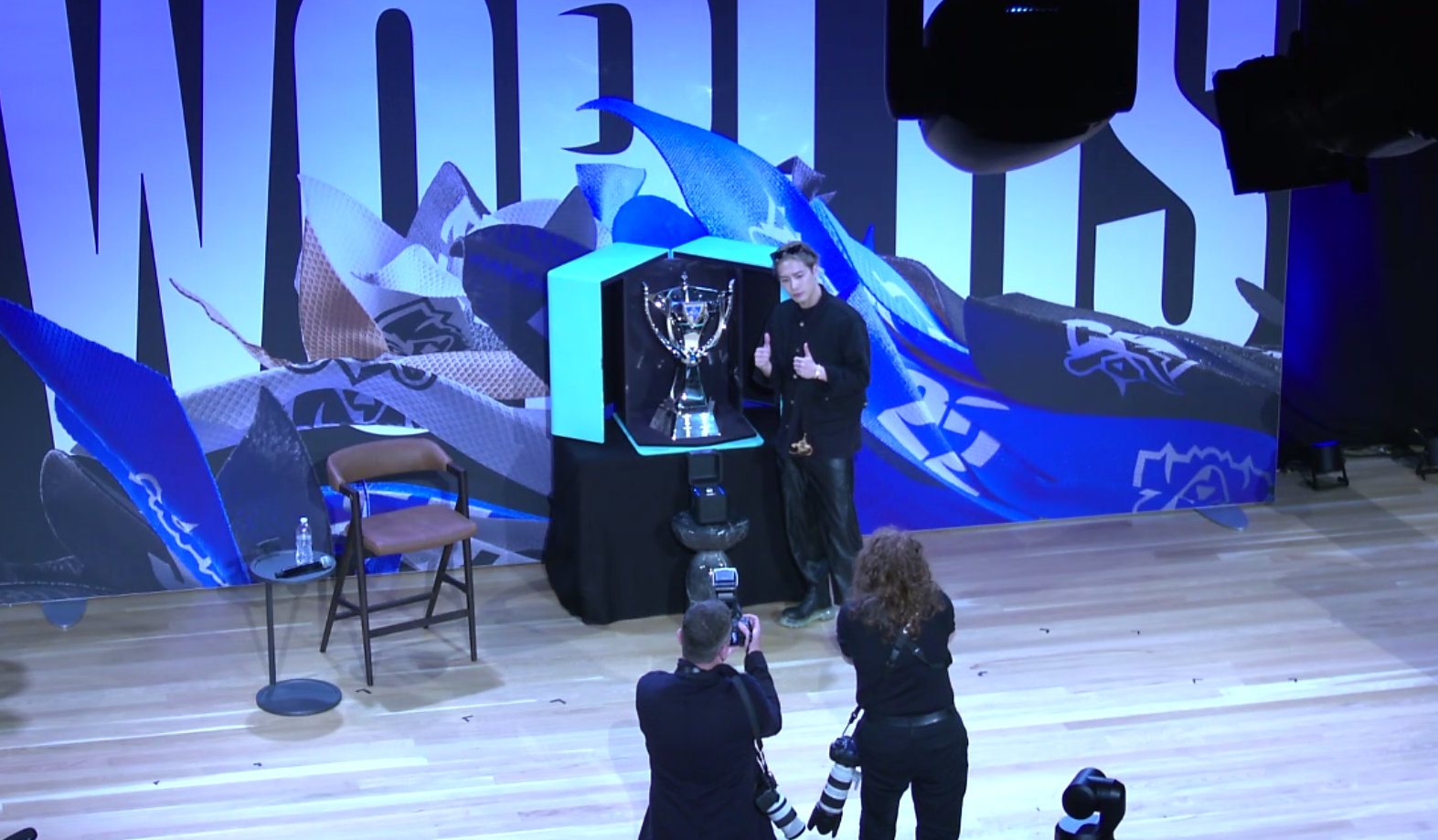 与奖杯合照的@王嘉尔 ，帅哥是懂摆Poss的__财经头条