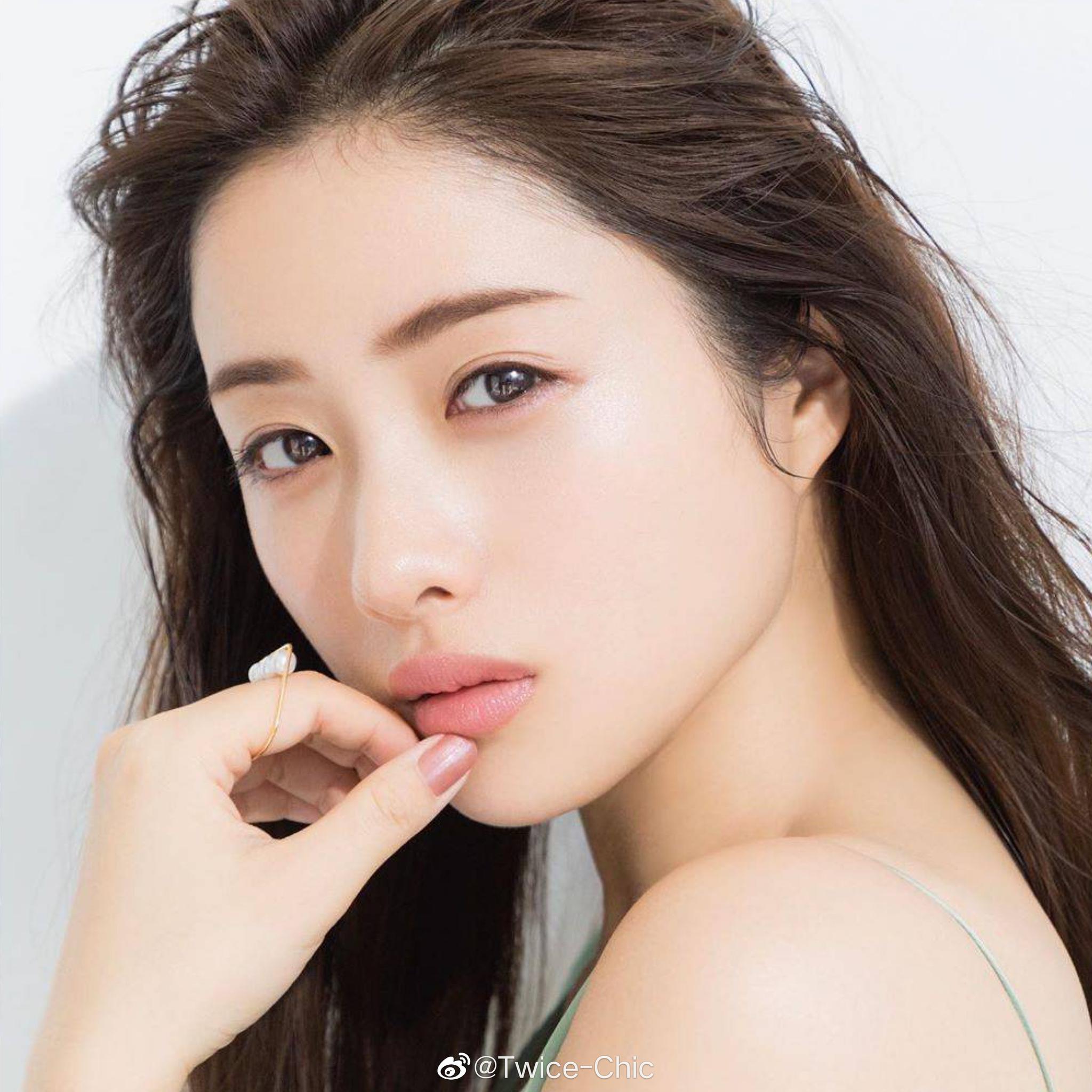 石原里美 x MAQUIA 5月刊 | 啫喱草莓唇，柳叶弯月眉