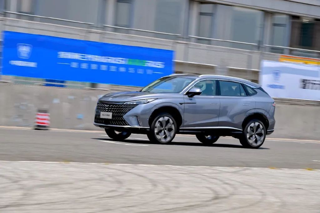 预售12.49~16.59万元，第三代荣威RX5/eRX5场地试驾-新浪汽车