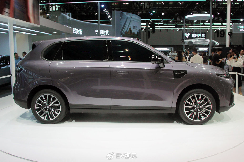 首款双方深度共创国际化产品 零跑B10外观现场实拍-新浪汽车