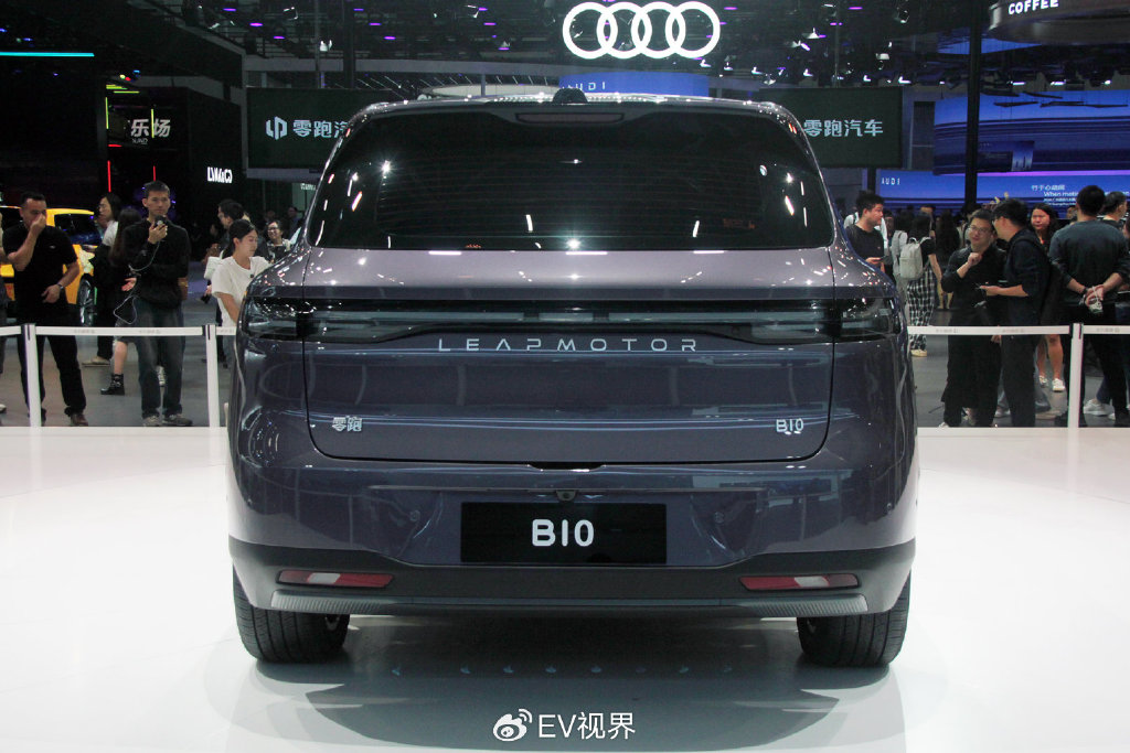 首款双方深度共创国际化产品 零跑B10外观现场实拍-新浪汽车