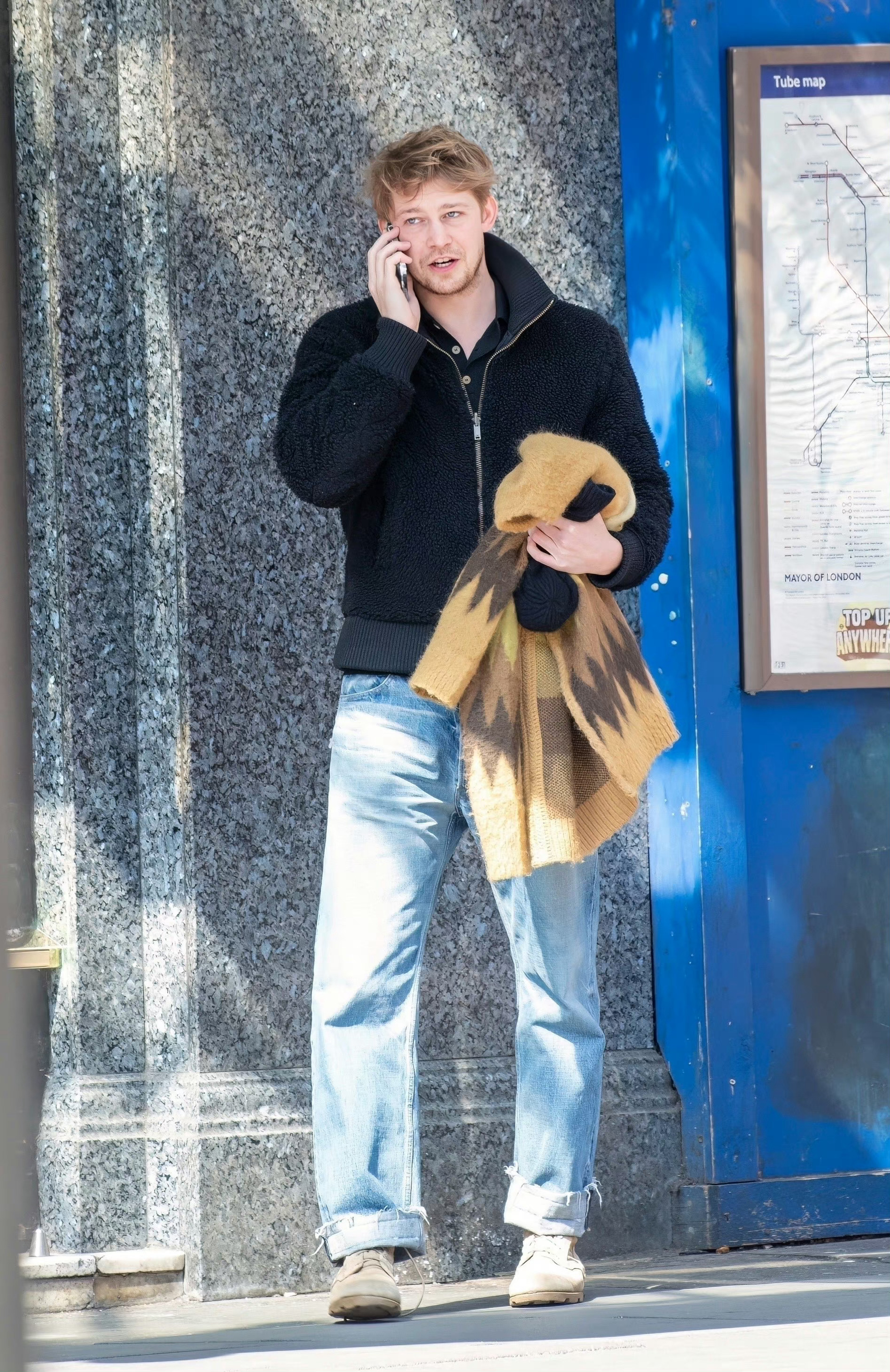 乔·阿尔文Joe Alwyn 低调现身伦敦街头被拍……__财经头条