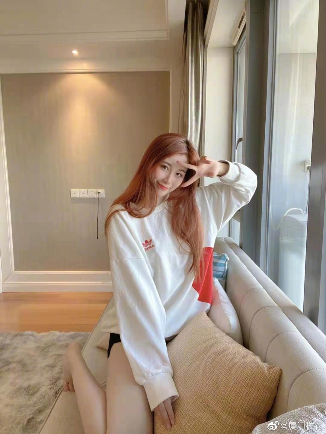 她叫张津 ，96年，毕业于集美大学 ，身高163cm，狮子座……