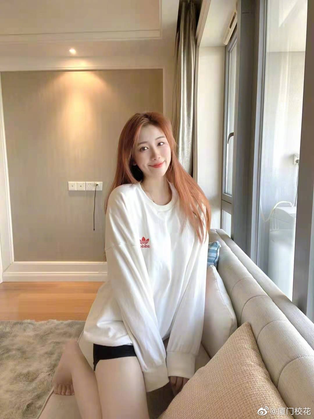 她叫张津 ，96年，毕业于集美大学 ，身高163cm，狮子座……