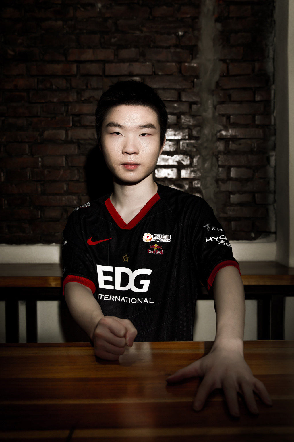 EDG新队服定妆照，正中间有一颗显眼的星星，太有排面了啊……__财经头条