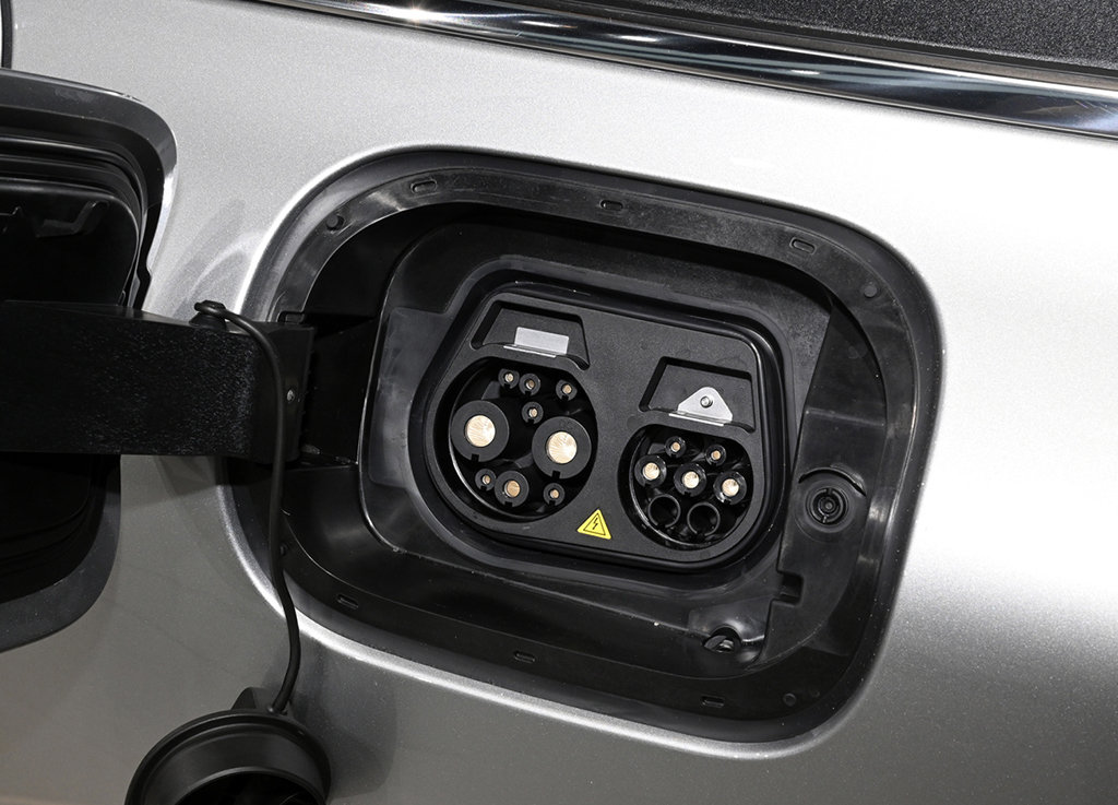 定位旗舰新能源轿车 荣威D7双车亮相成都车展-新浪汽车