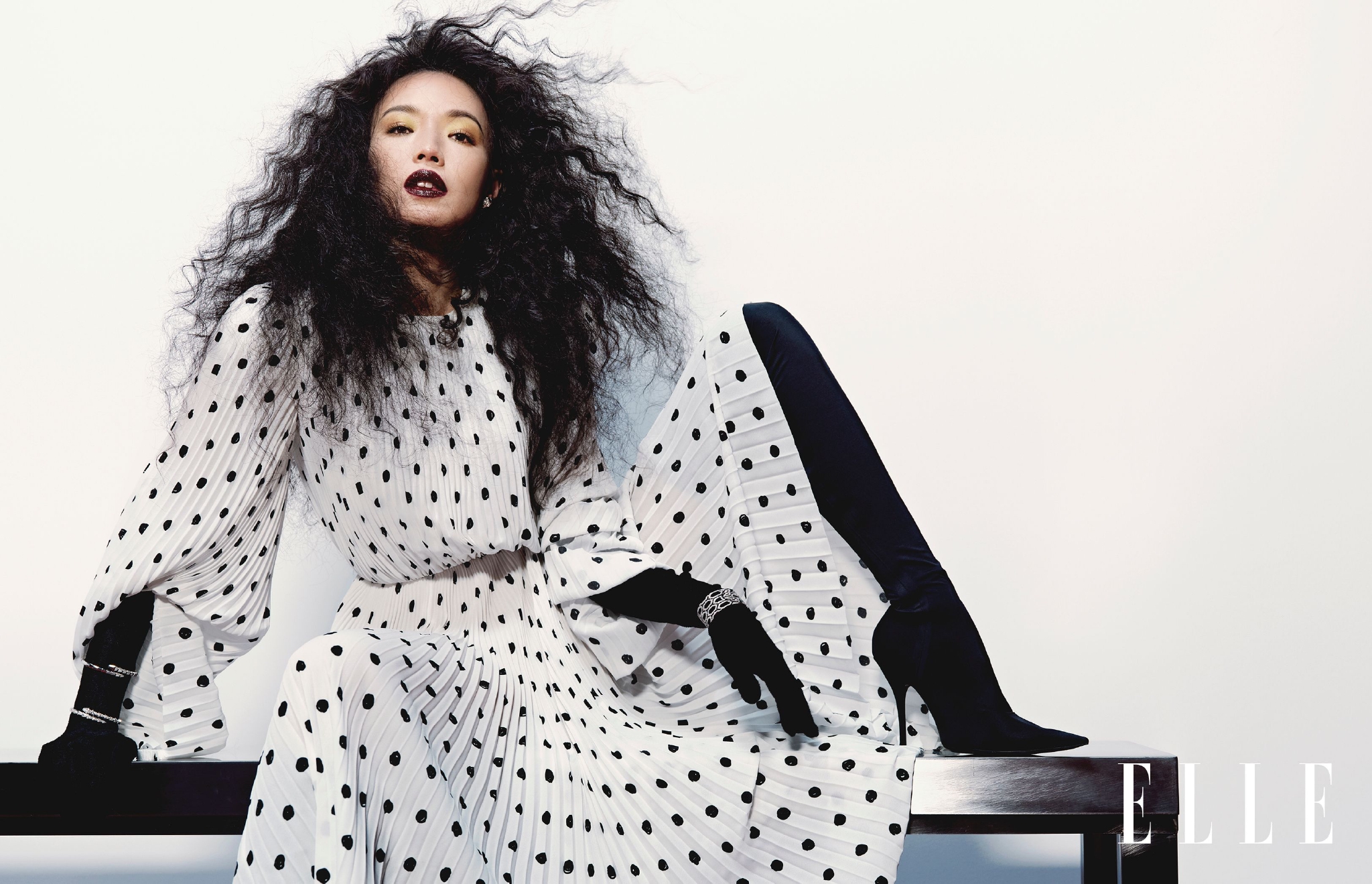 舒淇 x ELLE 2月刊封面大片 卷发红唇下的林女士……