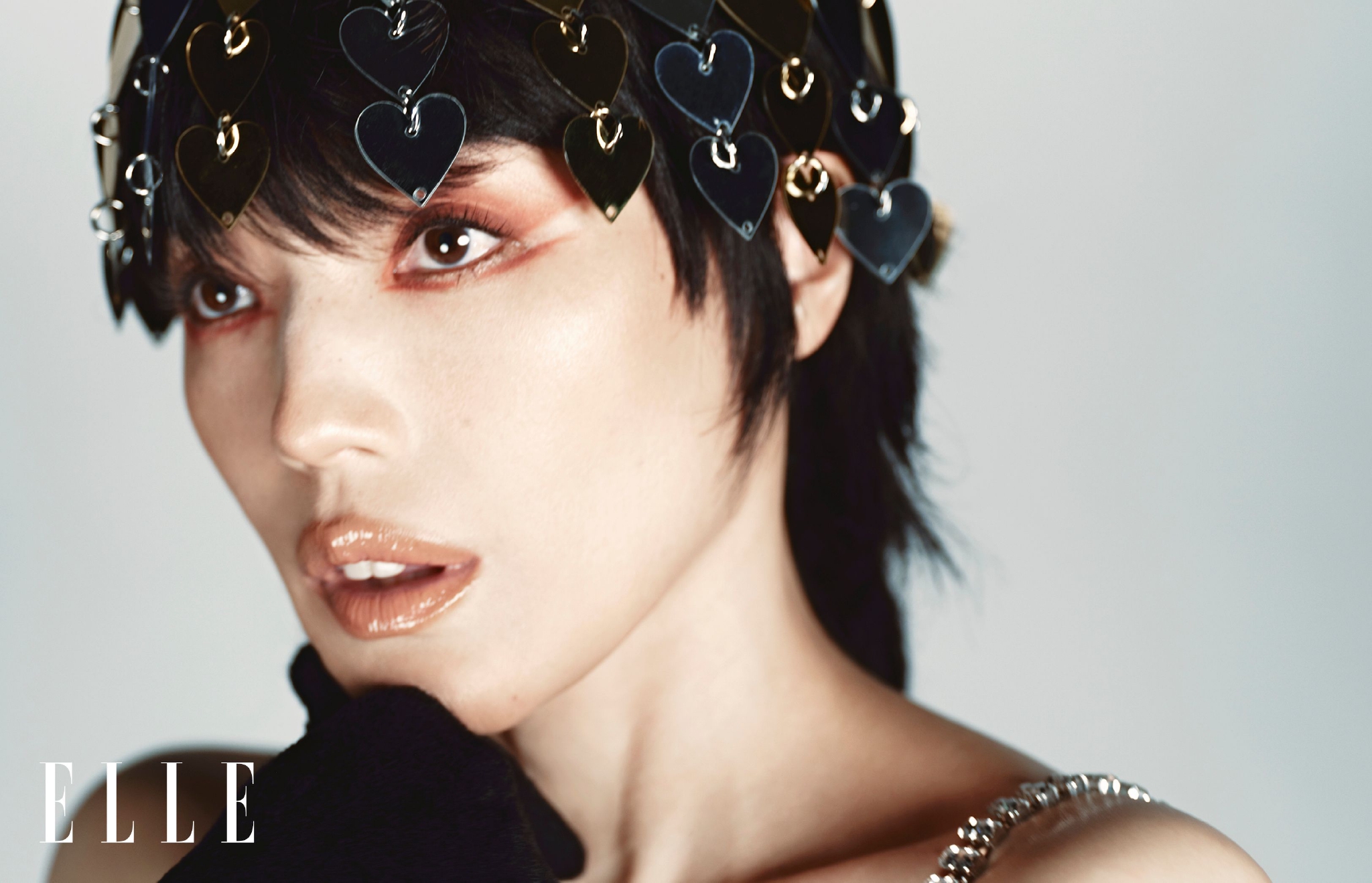 舒淇 x ELLE 2月刊封面大片 卷发红唇下的林女士……