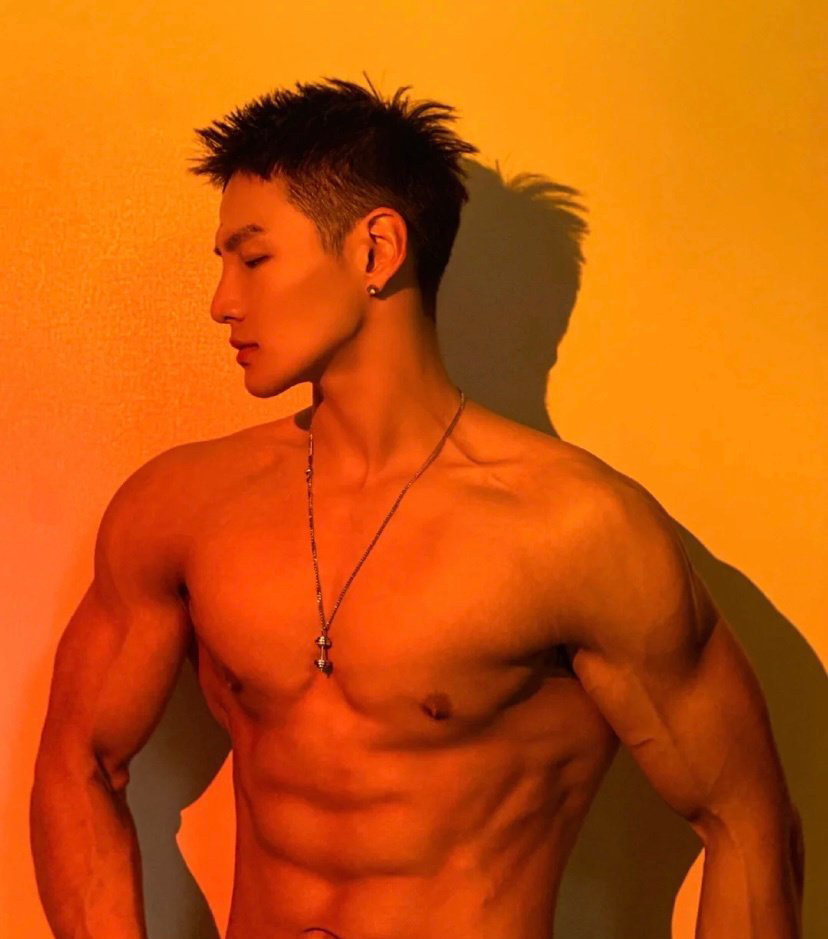 皮肤黝黑的筋肉型男。 禁欲系的长相，身材太好了……