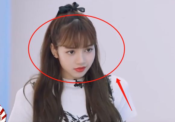 Lisa被摄影师直接怼脸拍，近镜头下的眼睫毛，P都不敢这么P