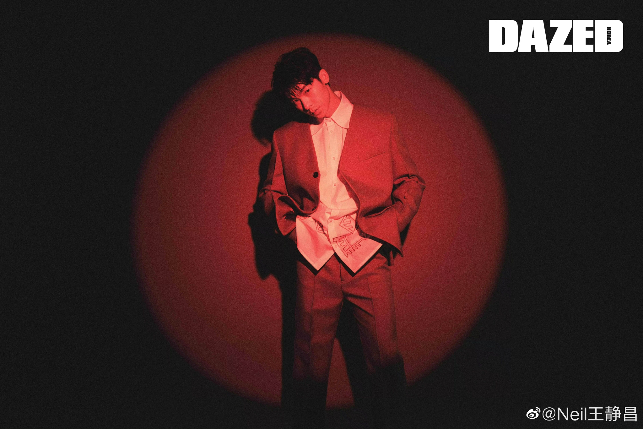 登上韩国版《DAZED》 11月刊，一贯的韩国杂志人物拍摄风格！__财经头条