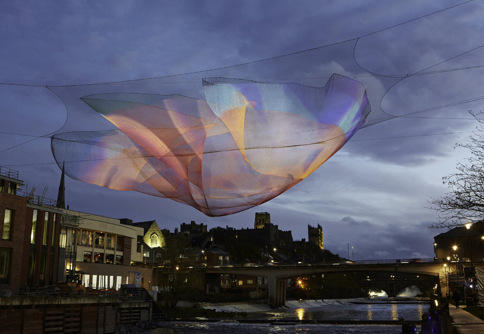 Janet Echelman（珍妮特·艾克曼）是美国雕塑家和纤维艺术家