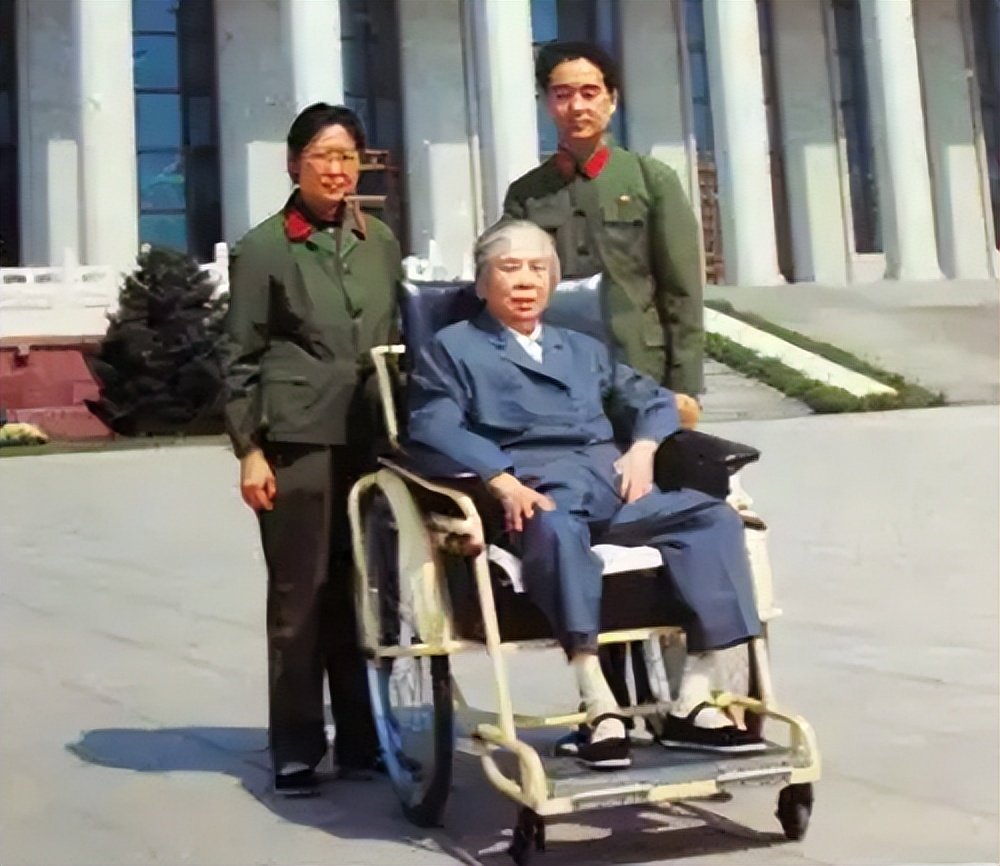 李敏的家庭出现了困难，秦基伟亲自下令，把孔令华调到北京