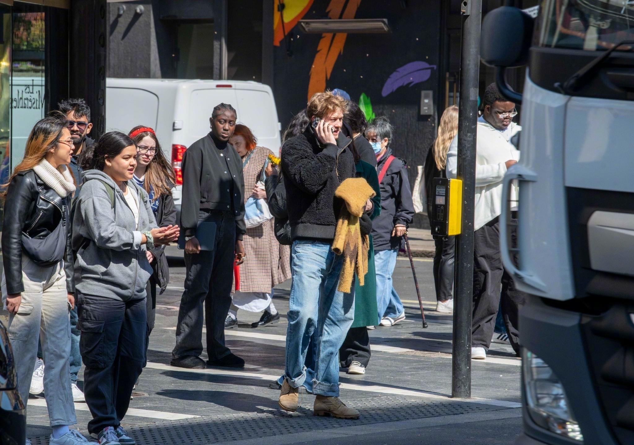 乔·阿尔文Joe Alwyn 低调现身伦敦街头被拍……__财经头条