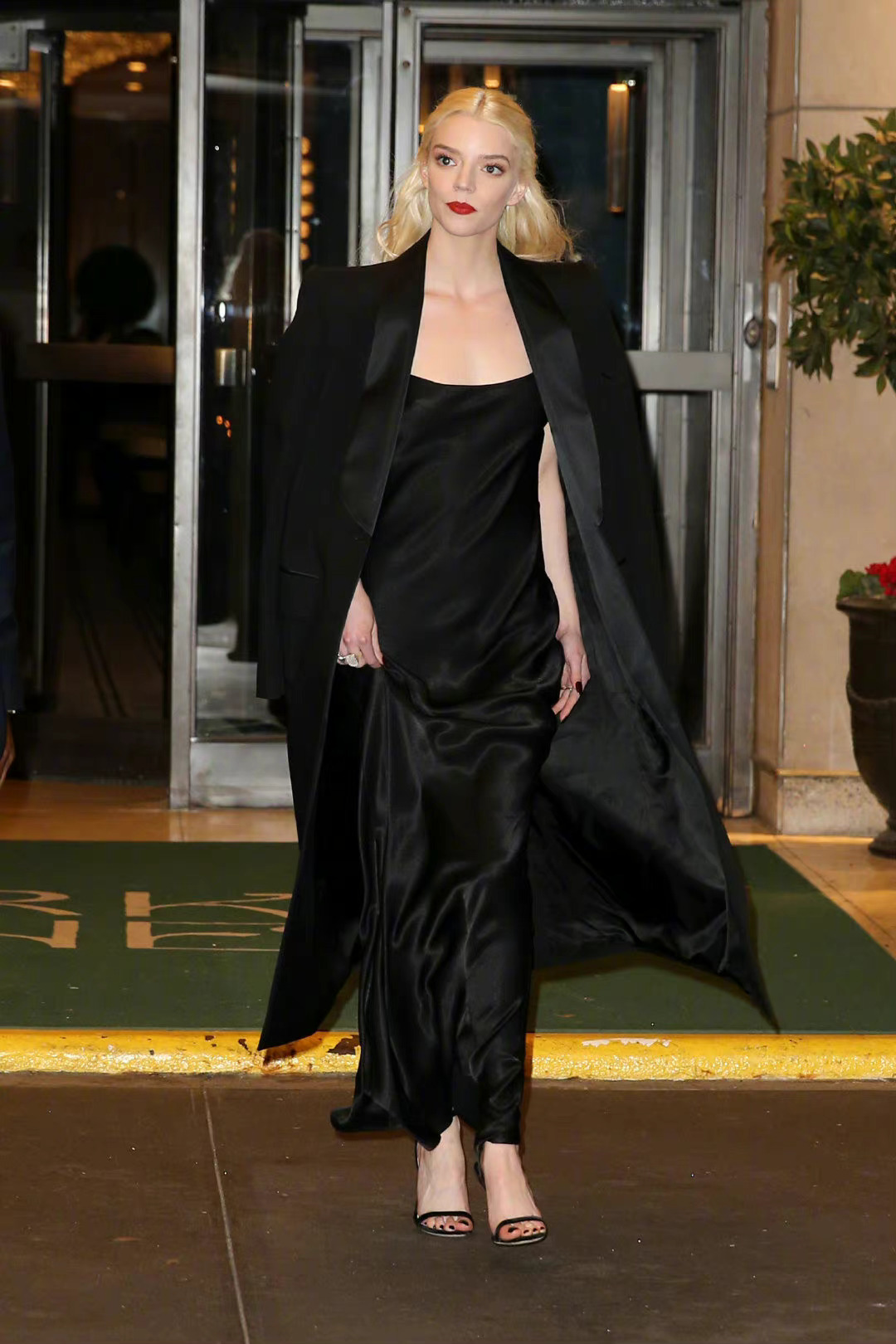 在纽约出席新片《菜单》特别放映活动的安雅Anya__财经头条