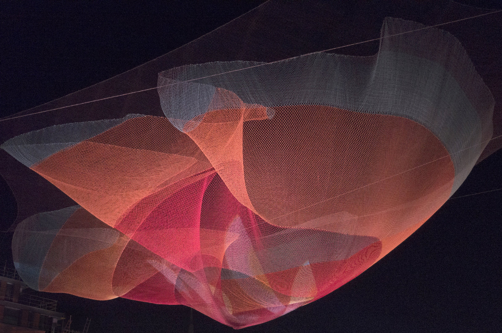 Janet Echelman（珍妮特·艾克曼）是美国雕塑家和纤维艺术家