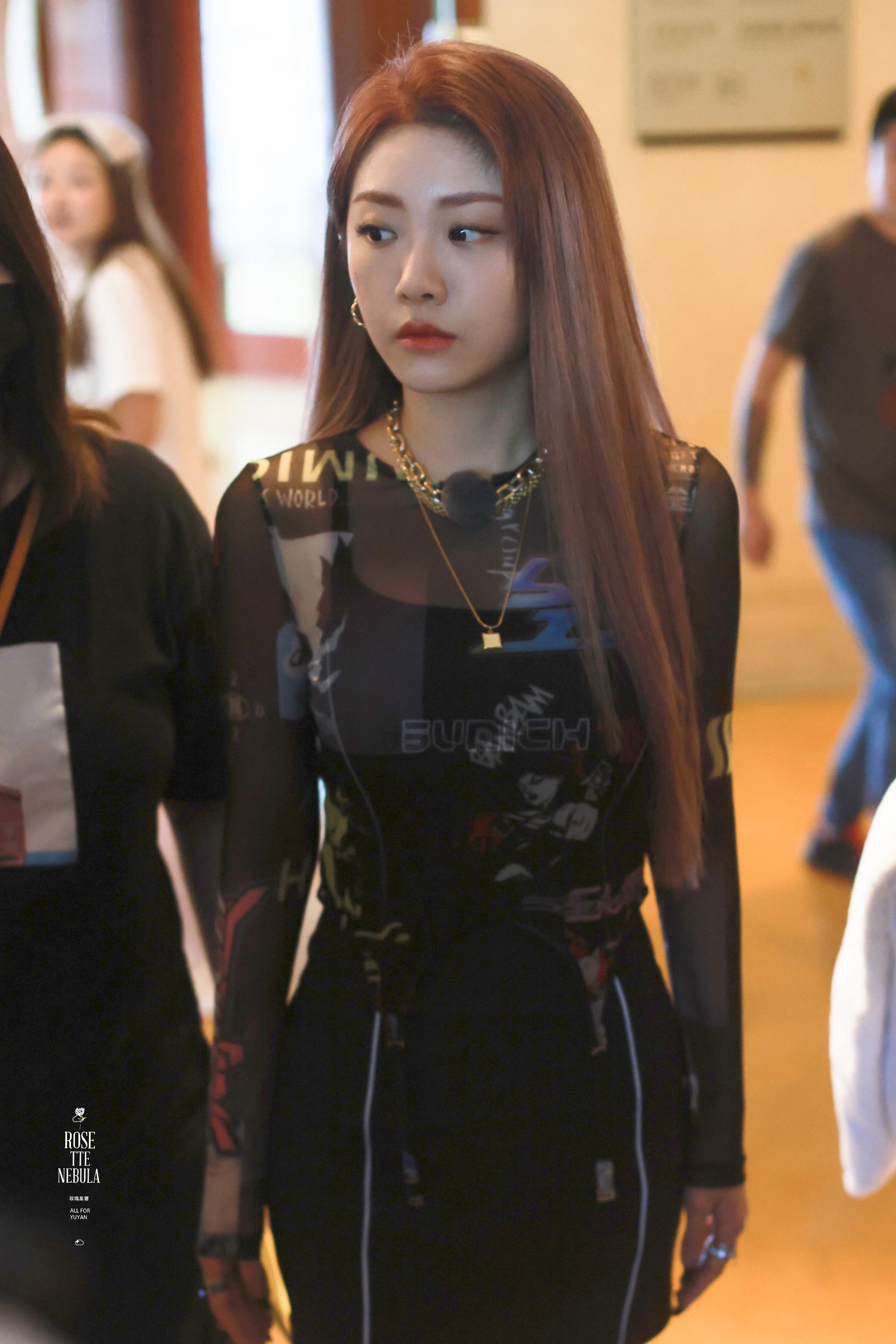 喻言上班饭拍 今天的造型梦回易燃易爆炸，炸炸子yyds