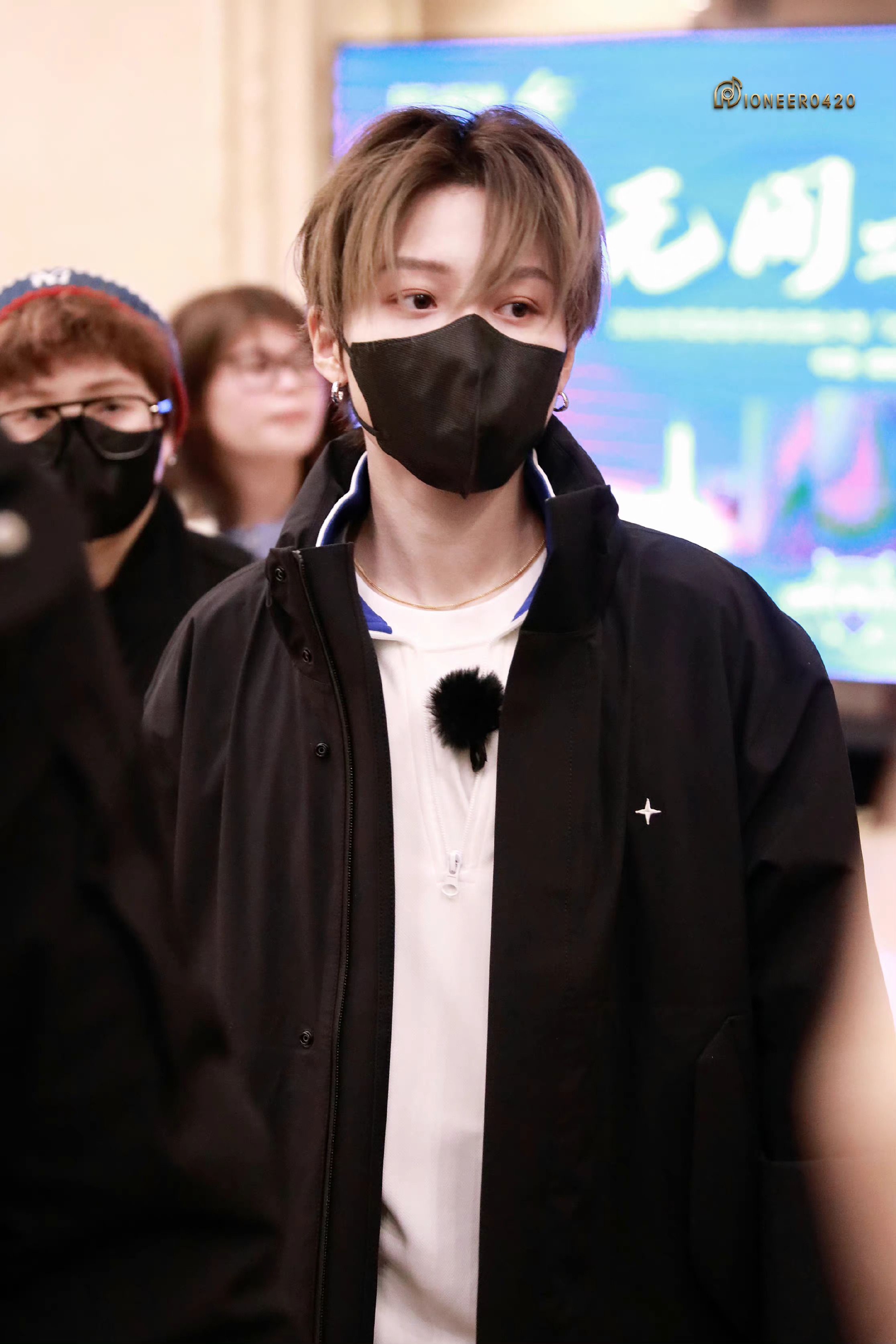 刘雨昕《运动者联濛》上班饭拍 黑色外套金色短发，刘老师开工了