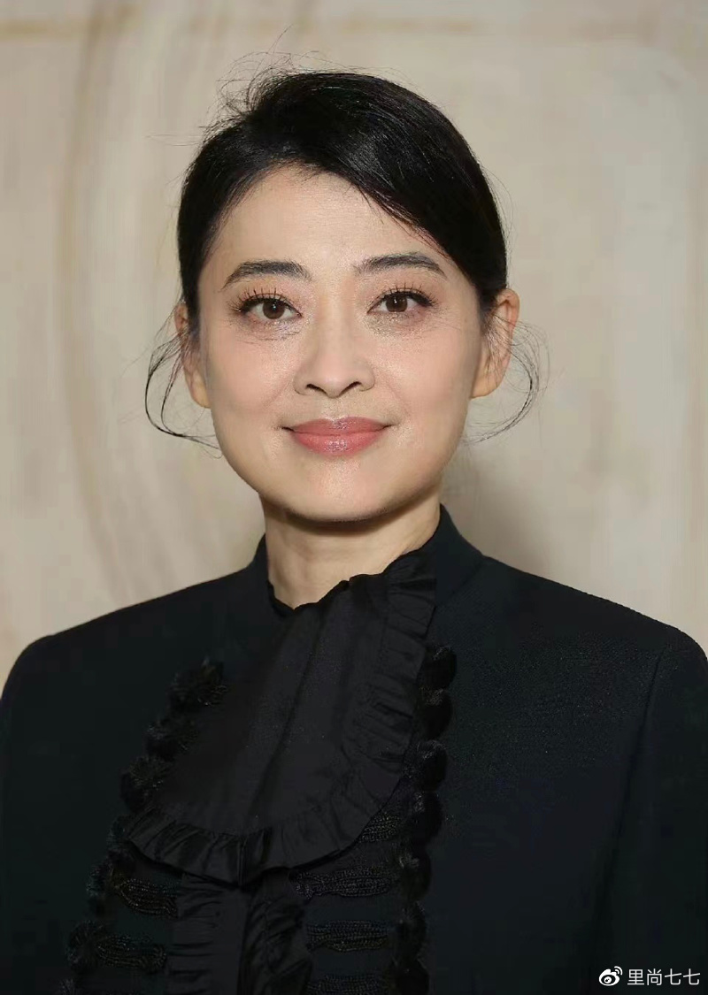 梅婷妆花的太严重！在国际时装周上打扮也保守，女儿黑眼圈太抢镜
