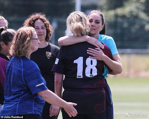 41岁凯特王妃飞扬在草地！参加社区橄榄球比赛，活泼轻盈有少女感__财经头条