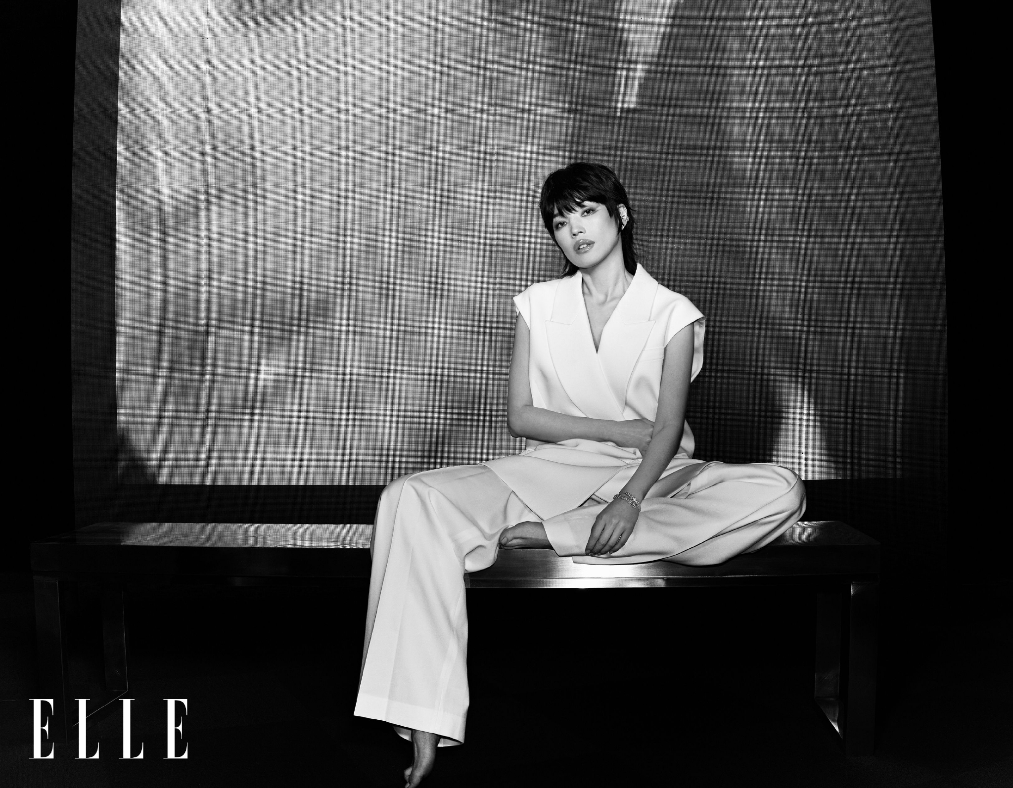 舒淇 x ELLE 2月刊封面大片 卷发红唇下的林女士……