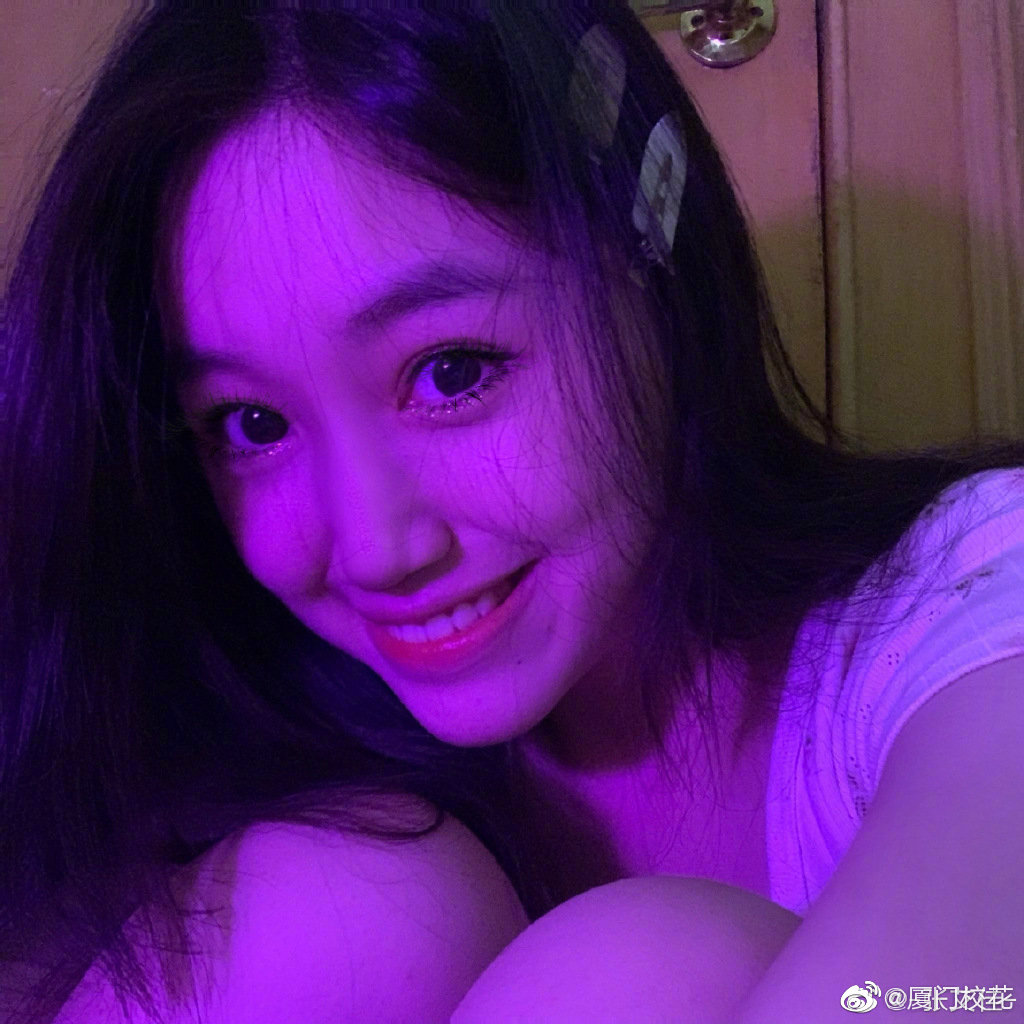 她叫张艾佳，02年，就读于石家庄第12中学，身高168cm