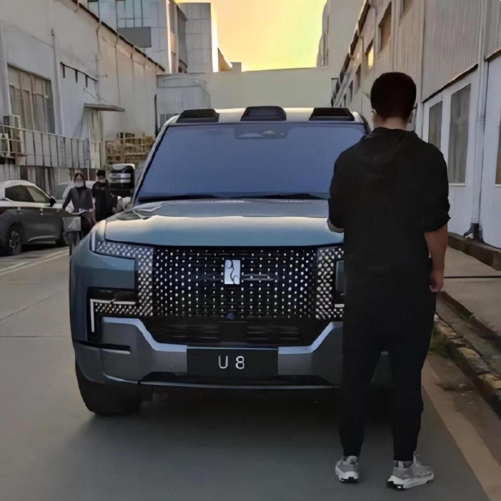 仰望U8实车曝光，还原度相当高，但百万级新能源越野真有人买单？-新浪汽车