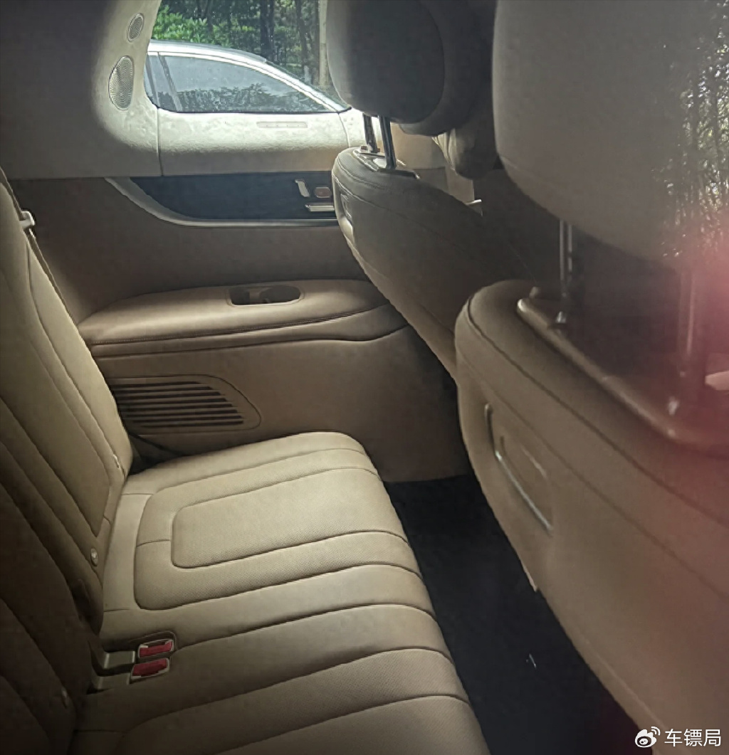 问界M9实车再曝光，轴距3110mm，外观个性时尚，配贯穿式大连屏-新浪汽车