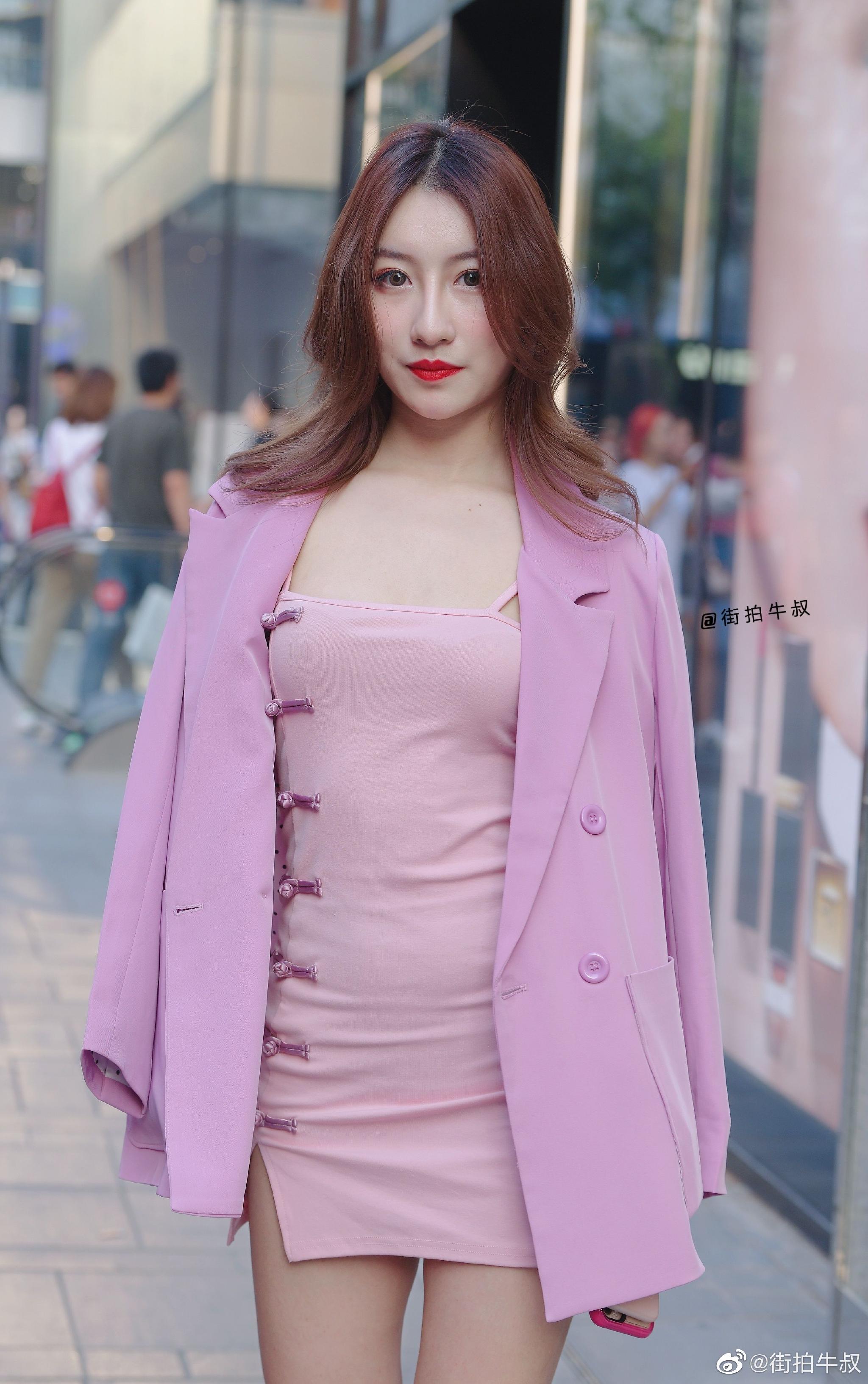 美女穿着性感的粉色旗袍短裙出街