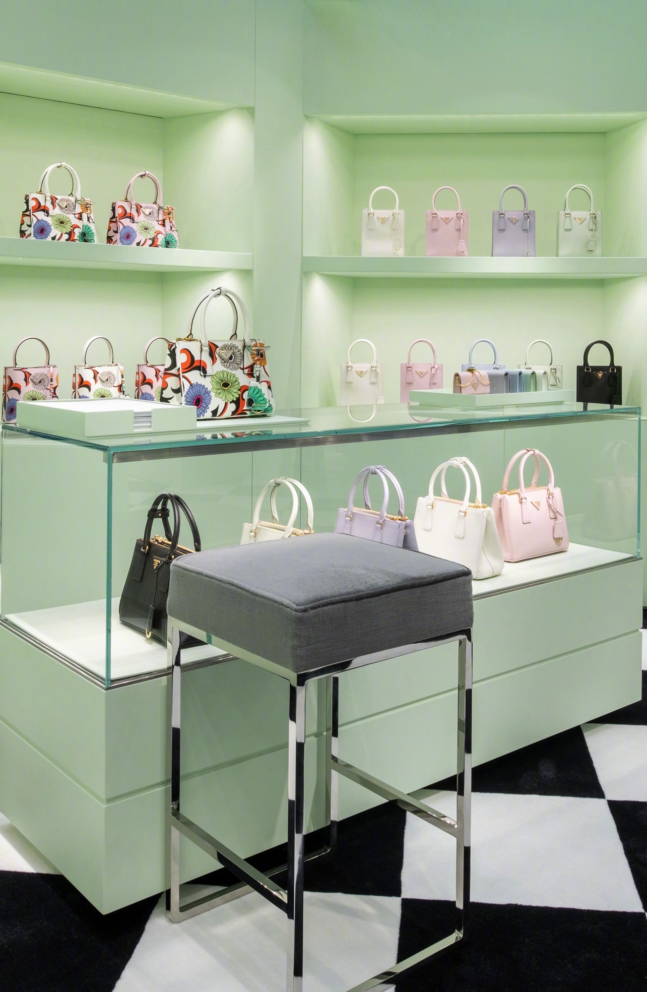 Prada全新限时店以经典绿色空间设计亮相北京SKP……