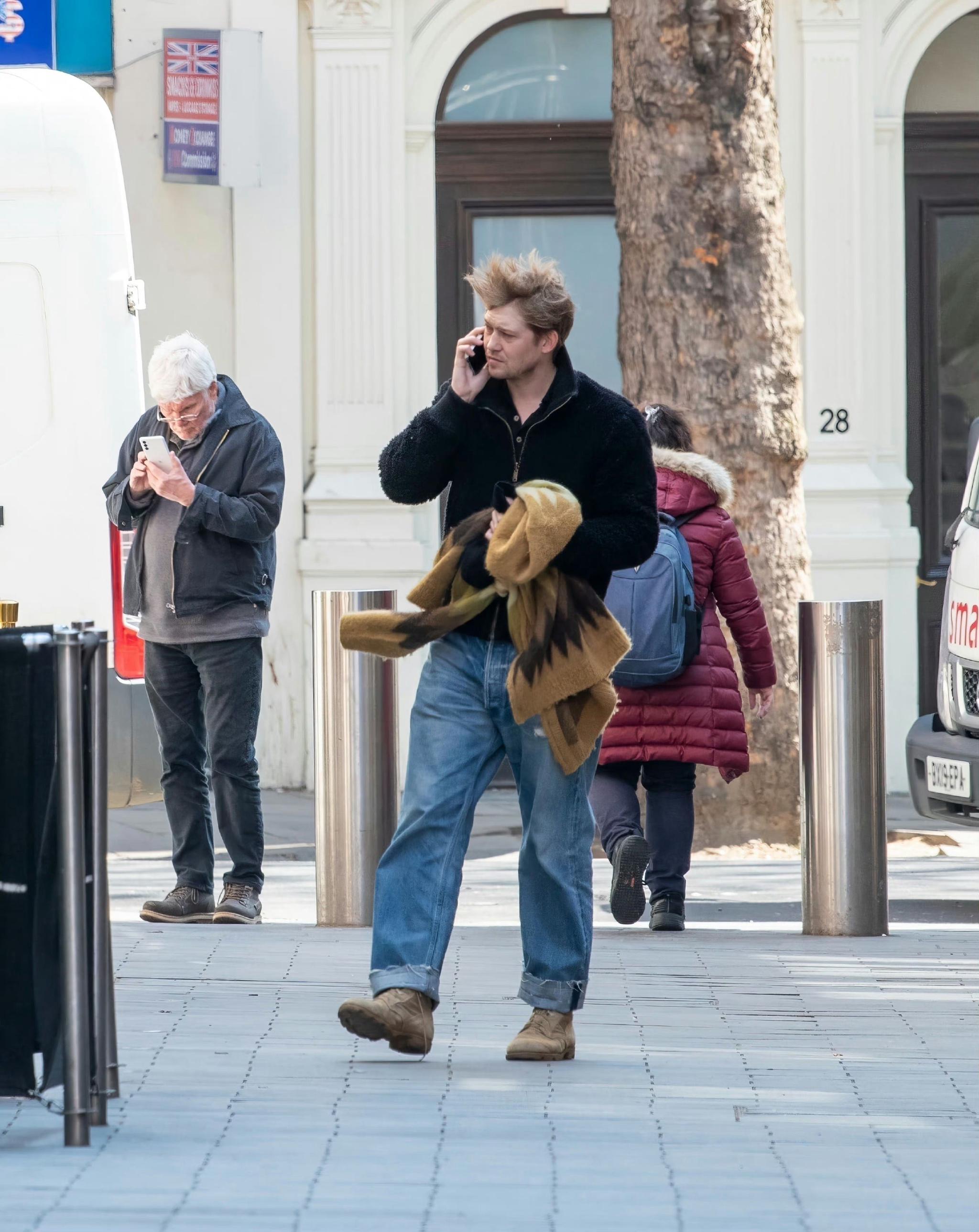 乔·阿尔文Joe Alwyn 低调现身伦敦街头被拍……__财经头条