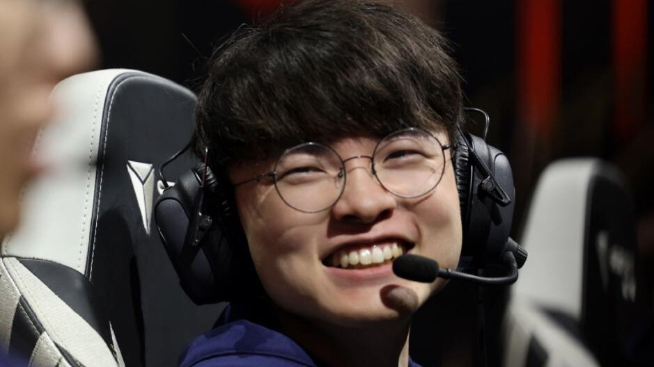 JDG教练赛前耍阴招，带粉丝去选手酒店，强行堵住faker排队合影|粉丝|选手|合影|酒店|蓝莲花_新浪新闻