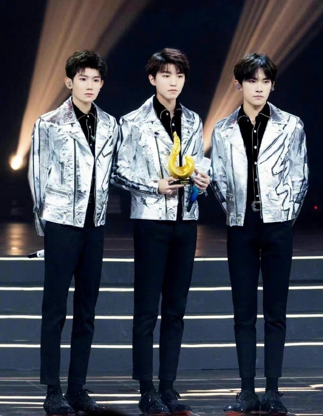 网传TFBOYS的十周年线下演唱会确定在7.8月份开始……